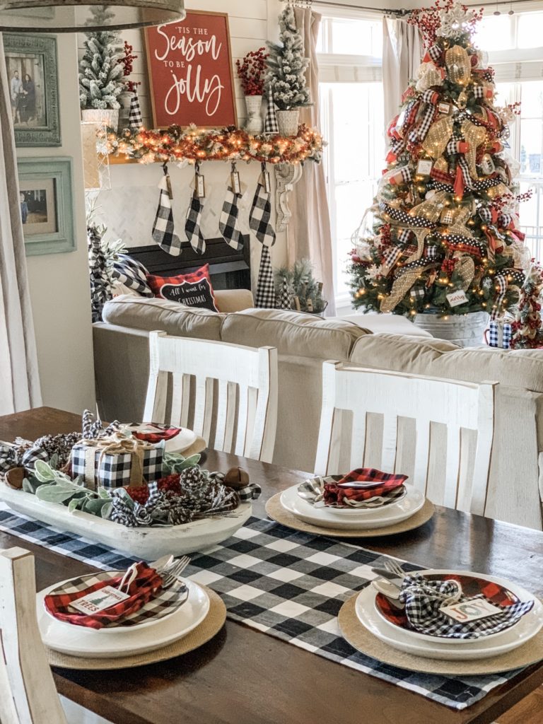 Casual Christmas table setting idea for a cute and simple look ...