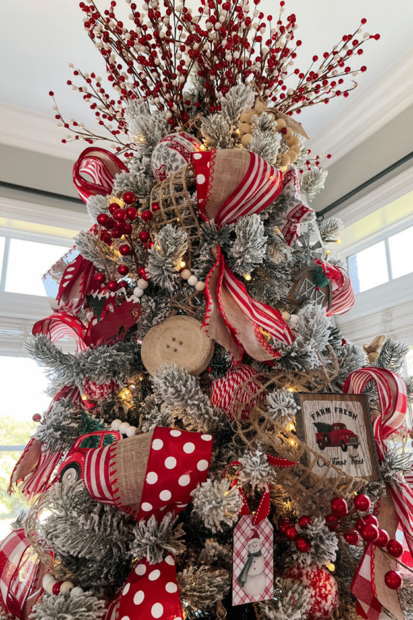 Christmas tree decorations using red and white! - Wilshire Collections